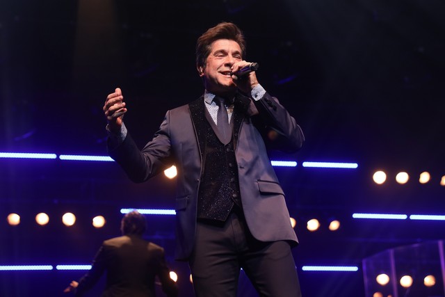 Cantor Daniel posa com a família nos bastidores de show em comemoração ...