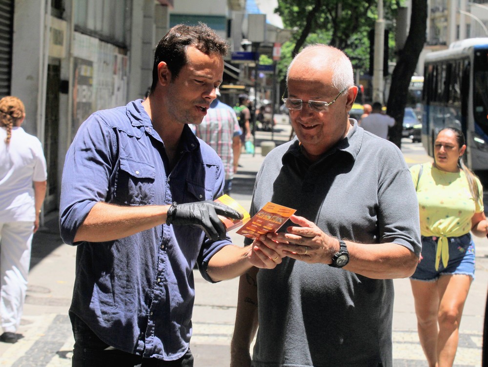 Ex-'Malhação' Daniel Dalcin vende frango assado e faz entregas ...