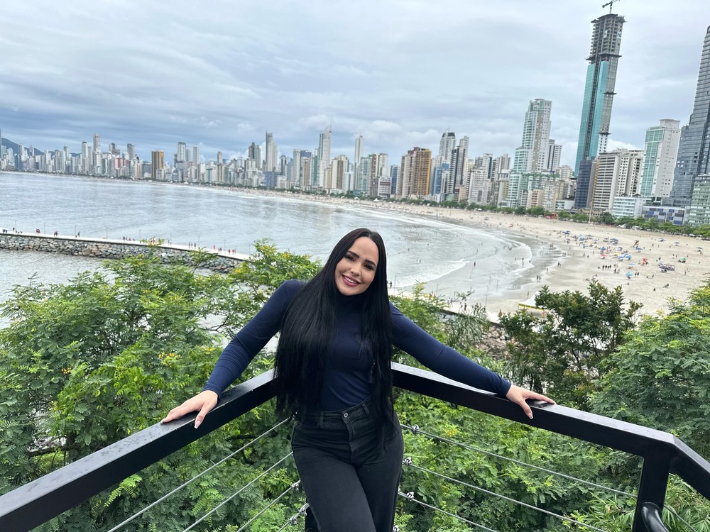 Perlla curte primeiras férias em família com o marido e as duas filhas ...