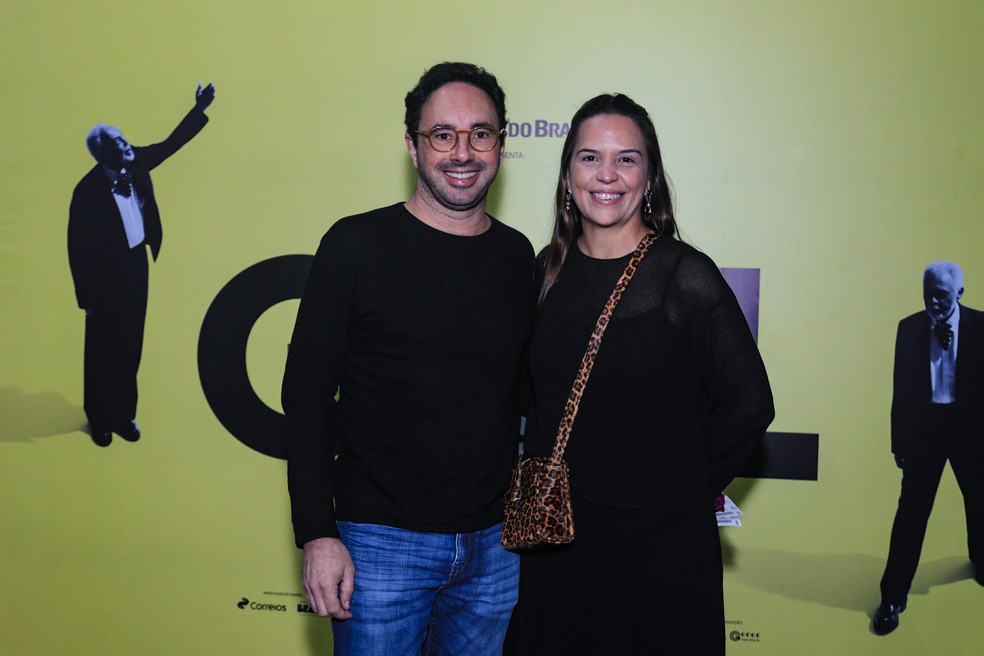 Repórter da Globo Pedro Bassan faz aparição rara com a esposa