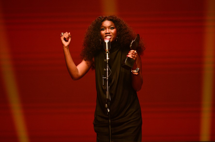 Kenya Sade faz aparição rara com a esposa e a mãe no Prêmio Potências ...