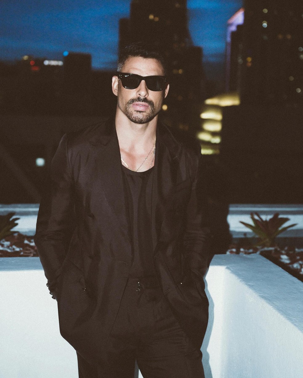 Cauã Reymond faz cliques em Miami e ganha elogios dos fãs: 'A beleza do ...