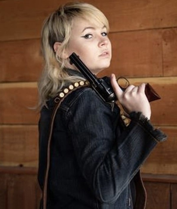 Processo contra Alec Baldwin é arquivado após reviravolta; ator chora