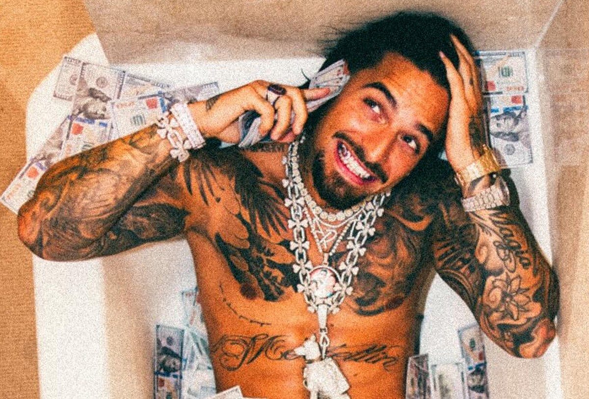 Maluma atiça a web com fotos seminu em banheira e coberto de dinheiro