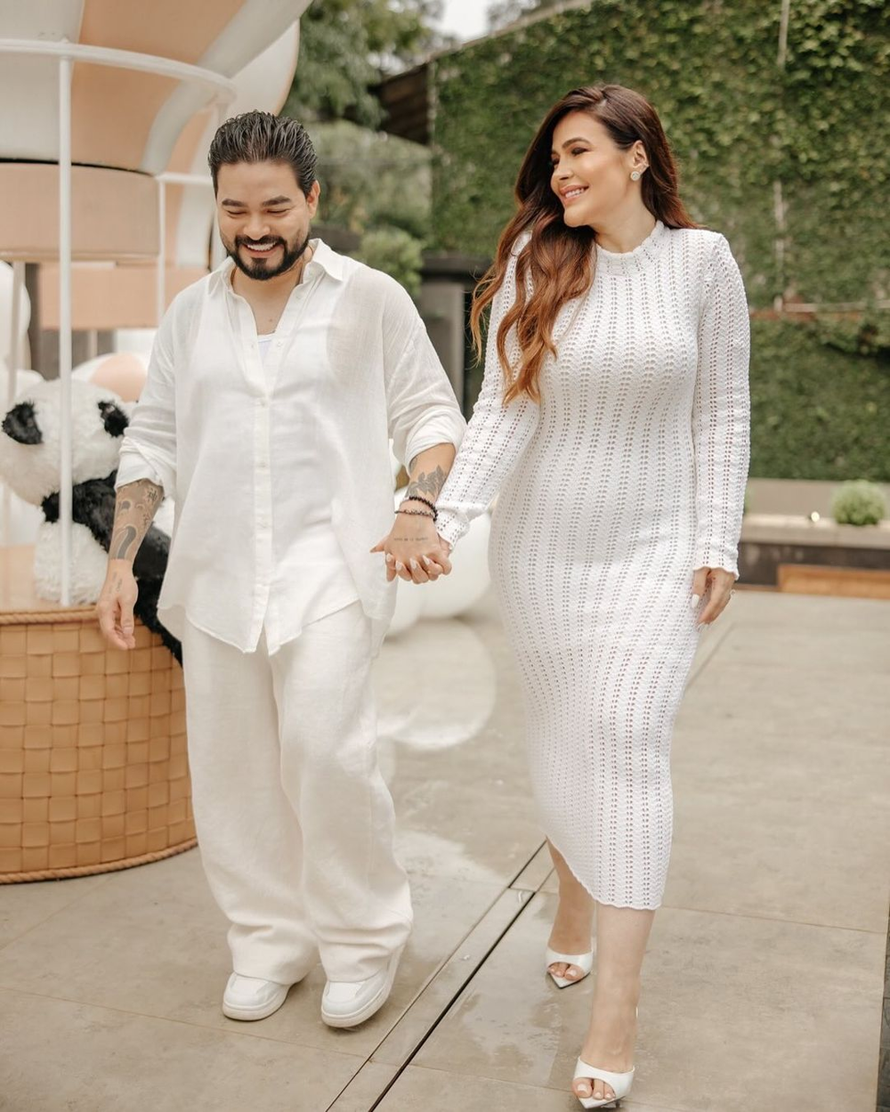 Yudi Tamashiro e Mila Braga fazem chá revelação e descobrem sexo de bebê