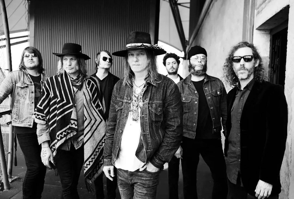 Membros da banda Brian Jonestown Massacre trocam socos e 'guitarrada ...
