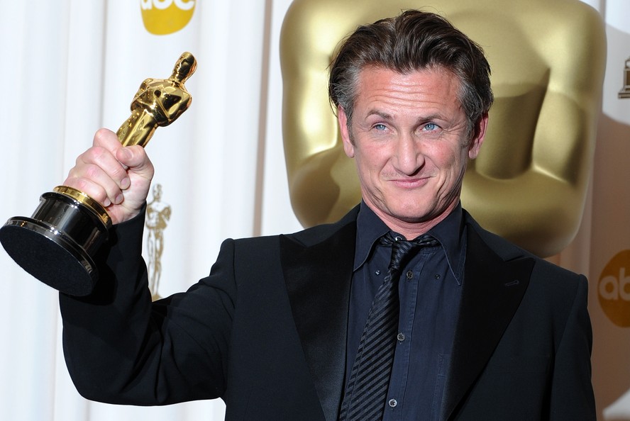 Sean Penn passeia de mãos dadas com a namorada 34 anos mais nova; foto