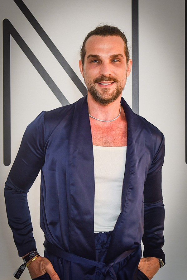 Aline Wirley beija Igor Rickli e reencontra outras ex-Rouge em evento