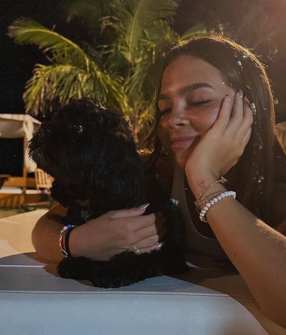 Mel Maia posa com biquíni nas cores do Brasil e web brinca: 'Apaga ...