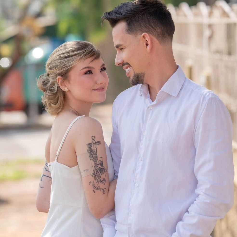 Influenciadora com câncer terminal se casa no civil aos 17 anos: 'Sempre foi o meu sonho'