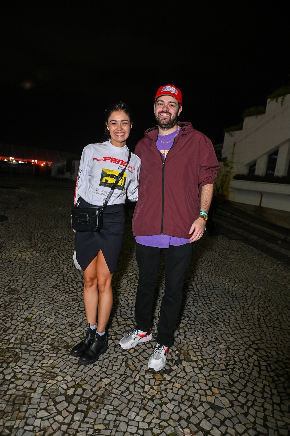 Solteira, Sophie Charlotte curte festival com o irmão, Angelo Wolf