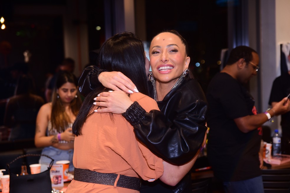 Sabrina Sato se encontra com 40 fãs em lanchonete de São Paulo