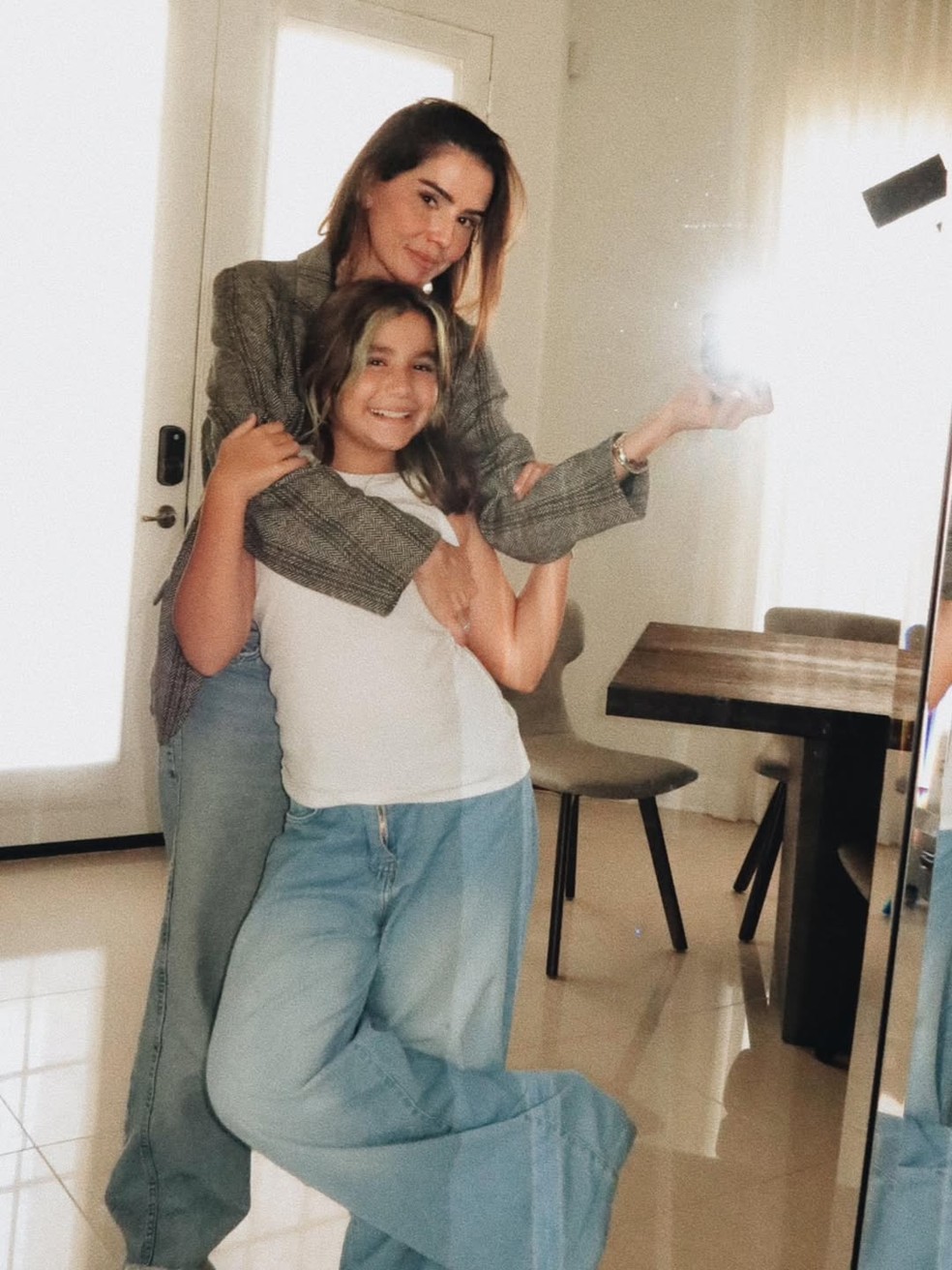 Deborah Secco encanta com looks combinando com a filha e se declara ...