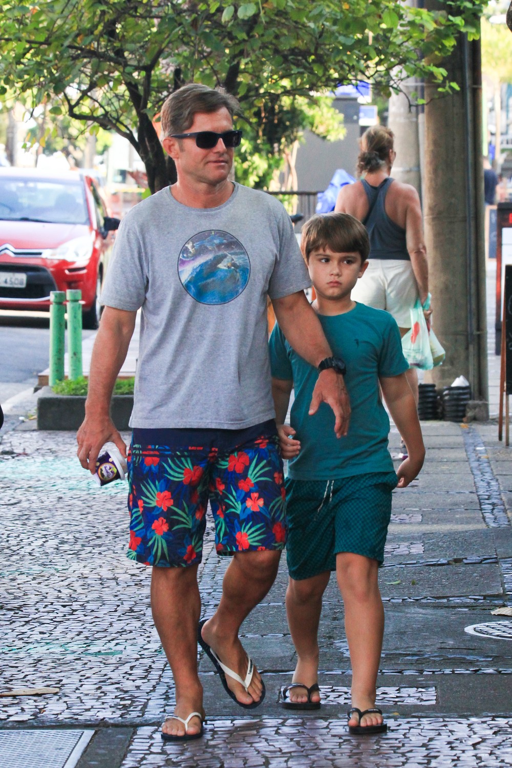 Galã dos anos 90, Claudio Heinrich usa look leve em passeio com o filho ...