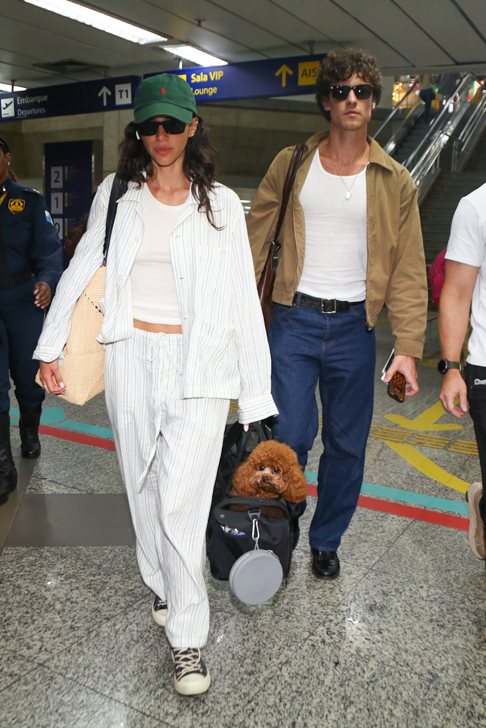 Bruna Marquezine desembarca em Salvador de chinelo e com bolsa de palha ...