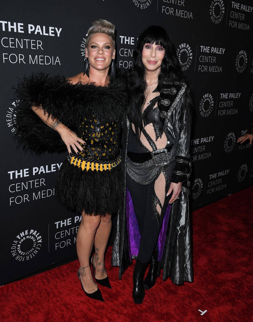Cher usa look à la gladiadora recortado e deixa barriga à mostra em ...