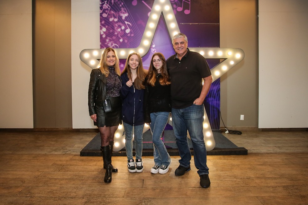 Jornalista Flávio Fachel faz rara aparição com a família no show da ...
