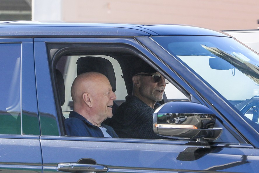 Com demência, Bruce Willis é clicado sorridente em passeio por Los Angeles