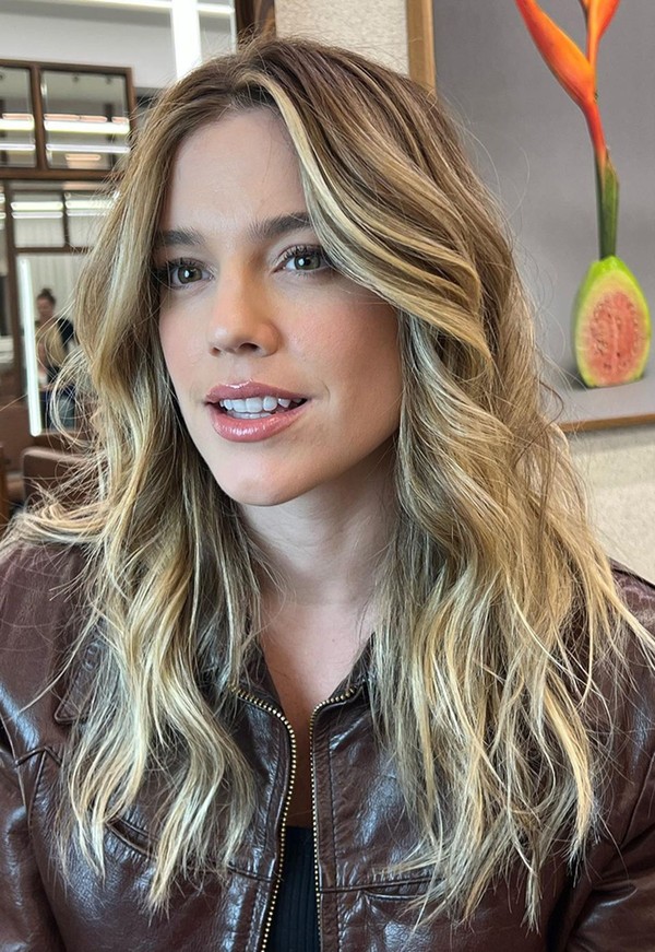 Alice Wegmann muda o visual e fica loiríssima