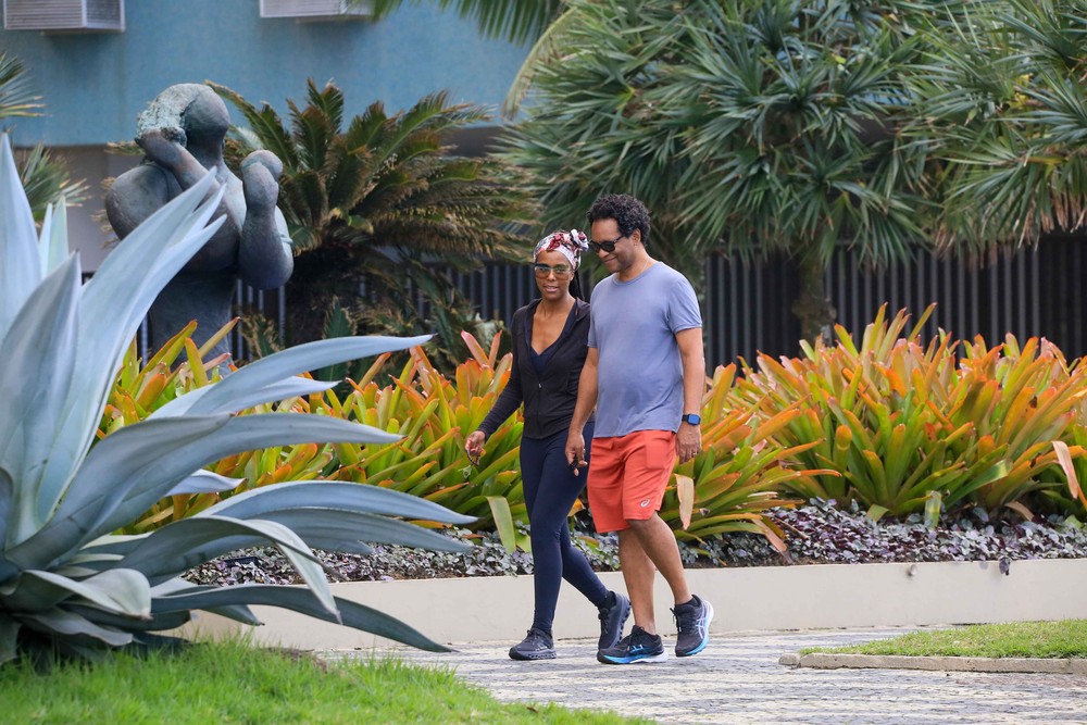 Maju Coutinho exibe visual renovado em passeio ao lado do marido