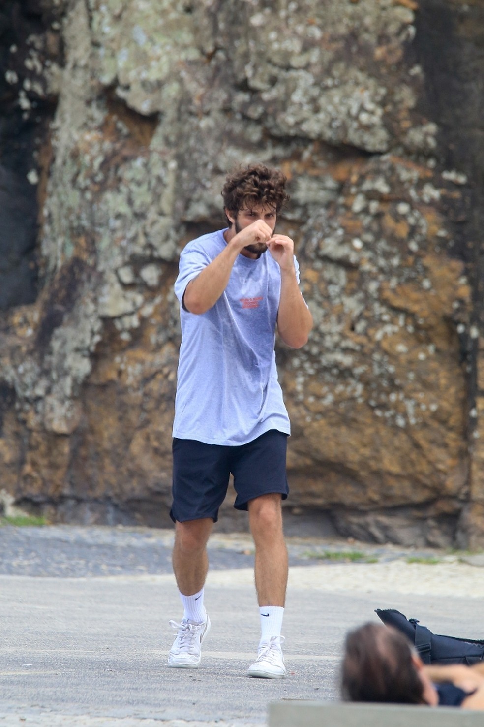 Chay Suede treina boxe ao ar livre em Ipanema