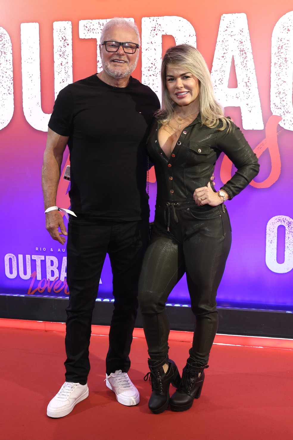 Kadu Moliterno troca beijos com a esposa, musa do OnlyFans, em evento no Rio