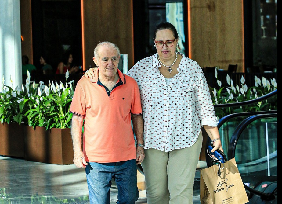 Renato Aragão troca beijos com Lilian Aragão em shopping do Rio; fotos