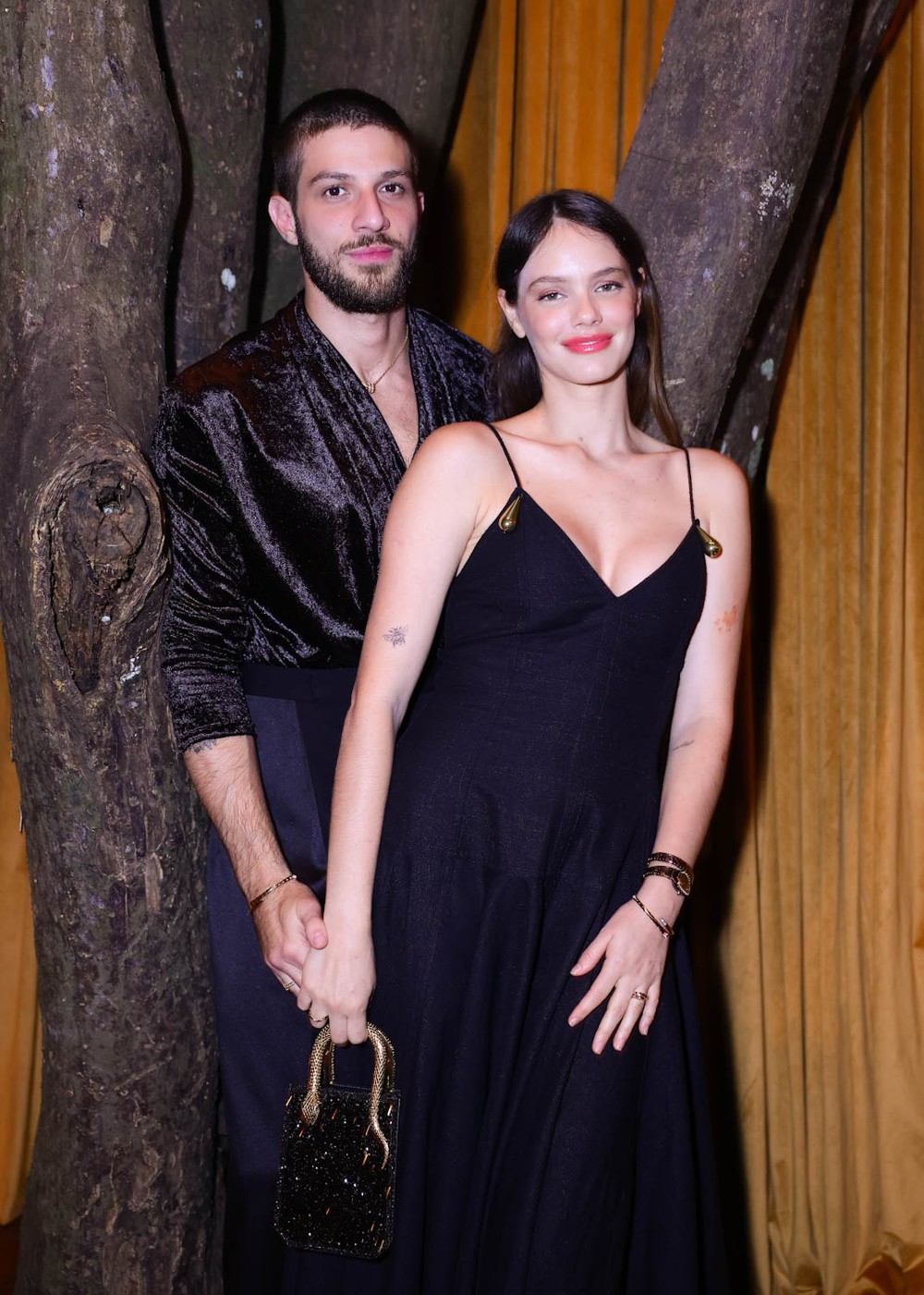 Laura Neiva posta foto da barriga de terceira gravidez com Chay Suede