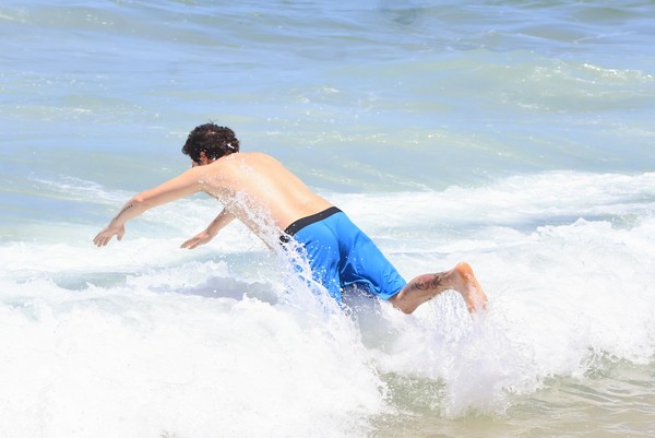 Galã nos anos 2000, Felipe Dylon curte dia de praia no Rio de Janeiro