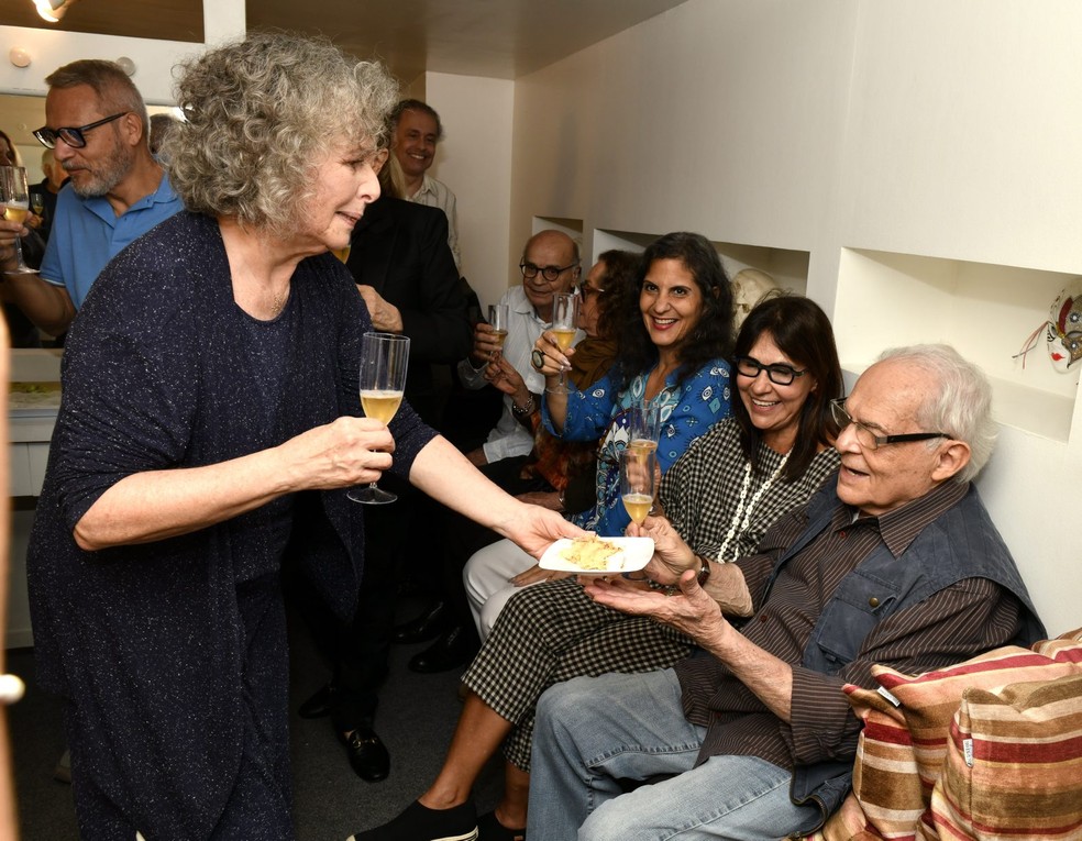 Irene Ravache faz 80 anos e ganha festa surpresa no Rio
