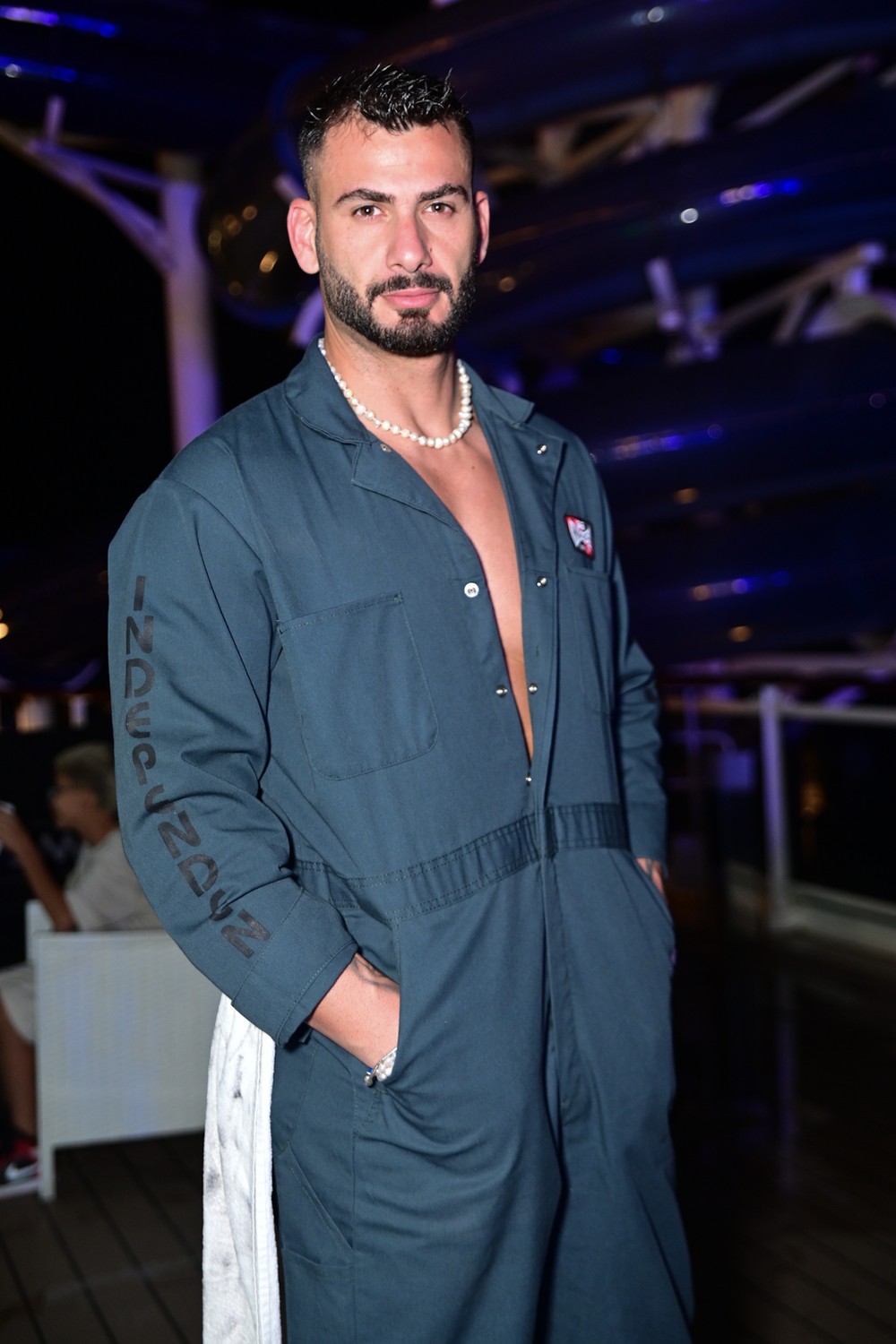 Tá rolando! Ex-BBB Nizam circula de mãos dadas com DJ após ficada