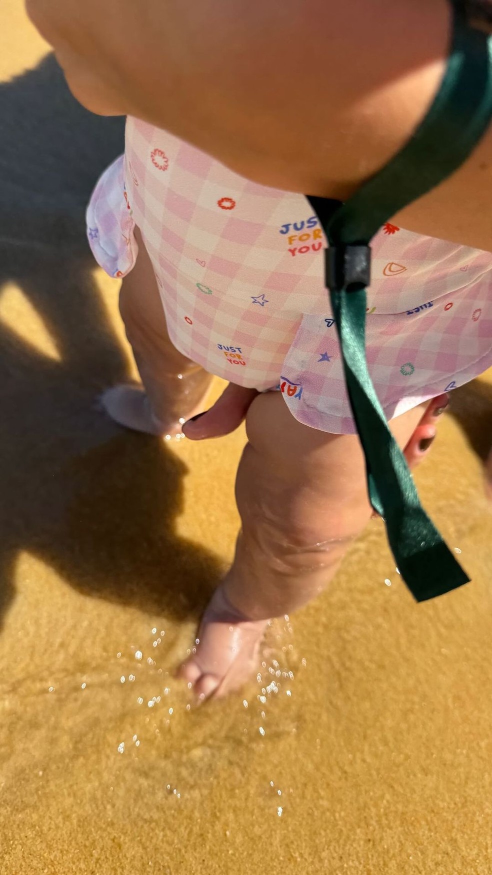 Em dia de praia com Bruna Biancardi, Mavie dá show de fofura em biquíni de crochê