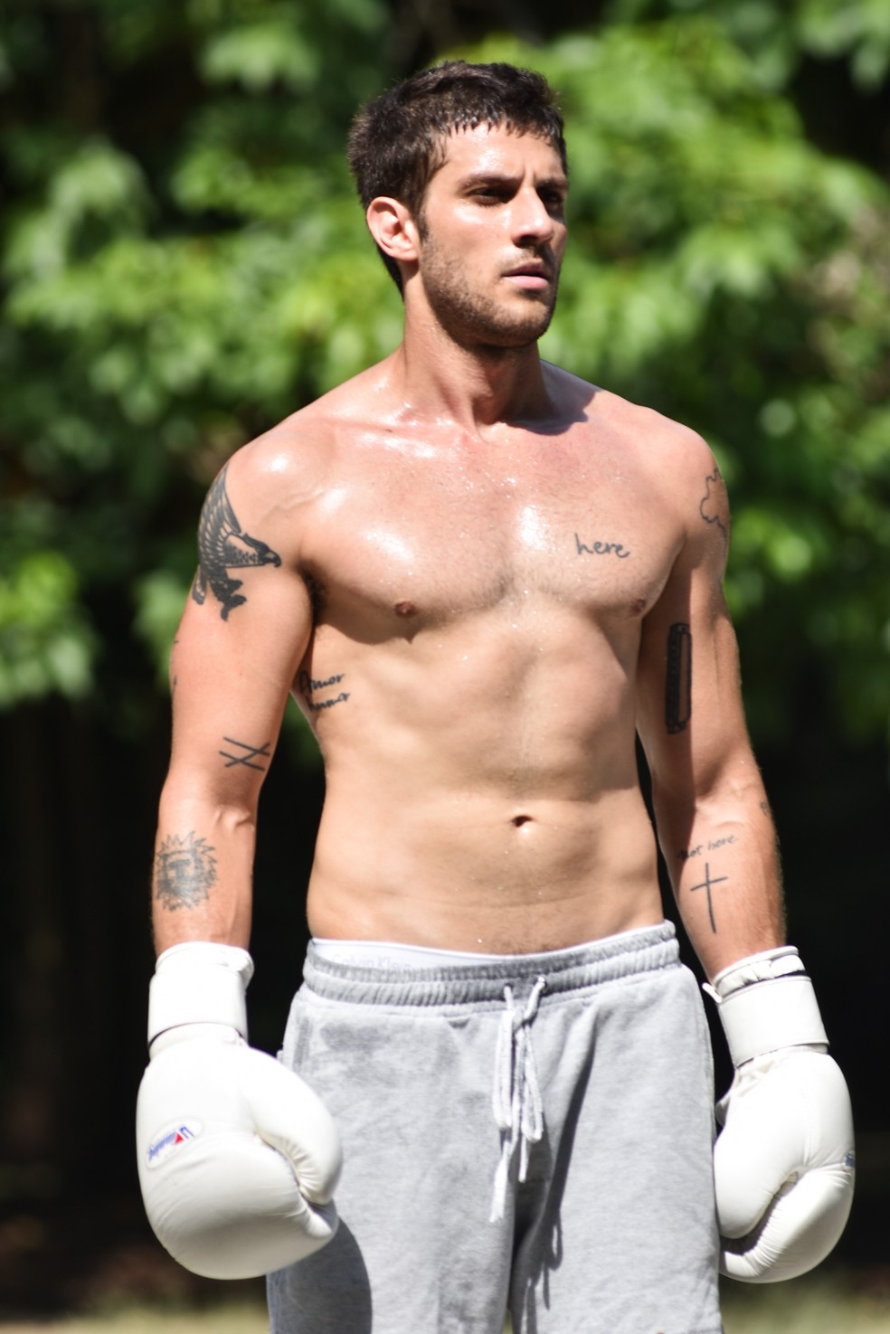 Chay Suede treina boxe em praça de São Paulo