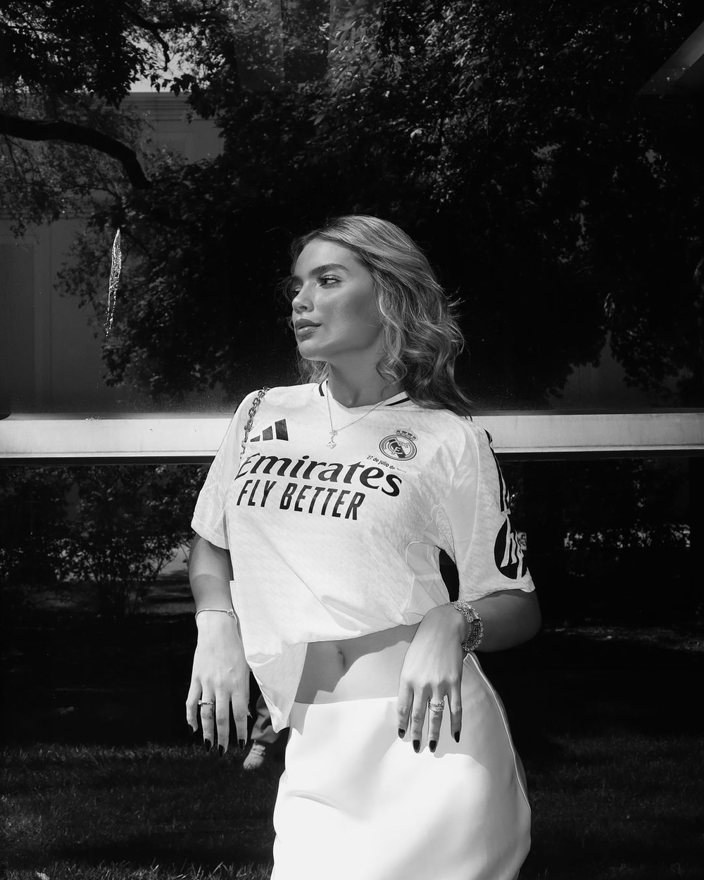 Gabriely Miranda posa com uniforme do Real Madrid na estreia de Endrick
