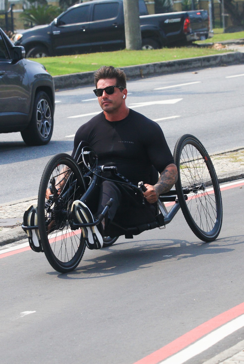 Fernando Fernandes pedala pela orla do Rio de Janeiro