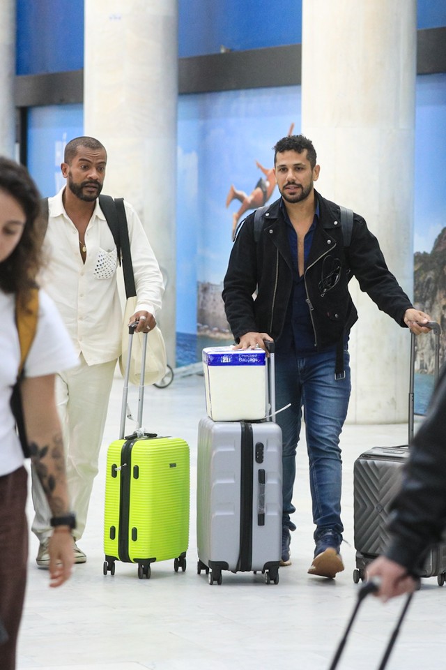 Amaury Lorenzo e Samuel de Assis desembarcam juntos no Rio; fotos