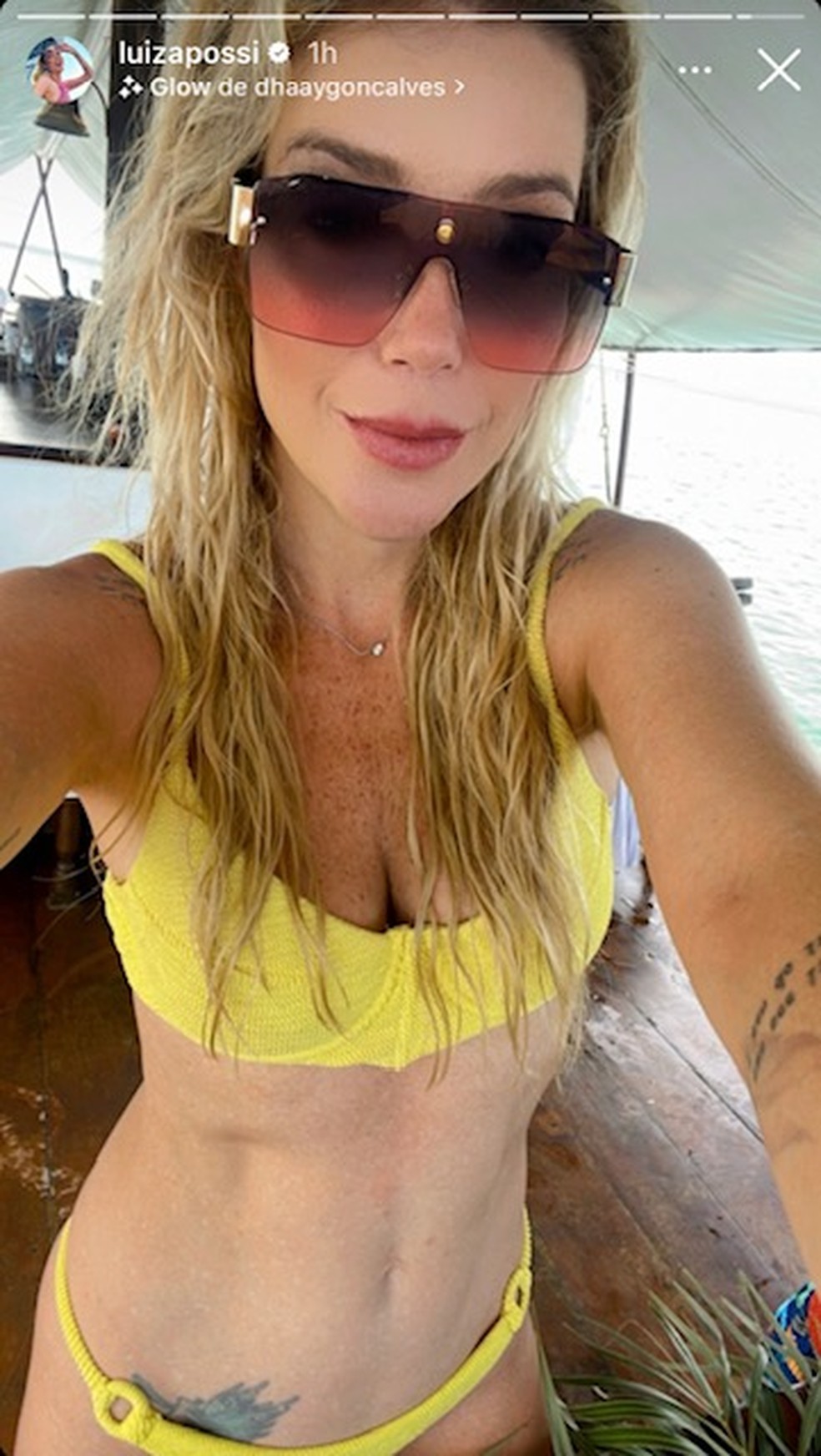 De biquíni, Luiza Possi é clicada em alto-mar pelo marido durante férias na Bahia