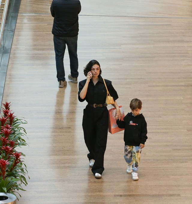 Isis Valverde passeia com filho por shopping no Rio de Janeiro