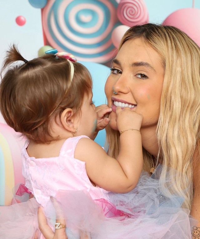 Virginia emociona fãs com homenagem à caçula pelo 1º ano de vida