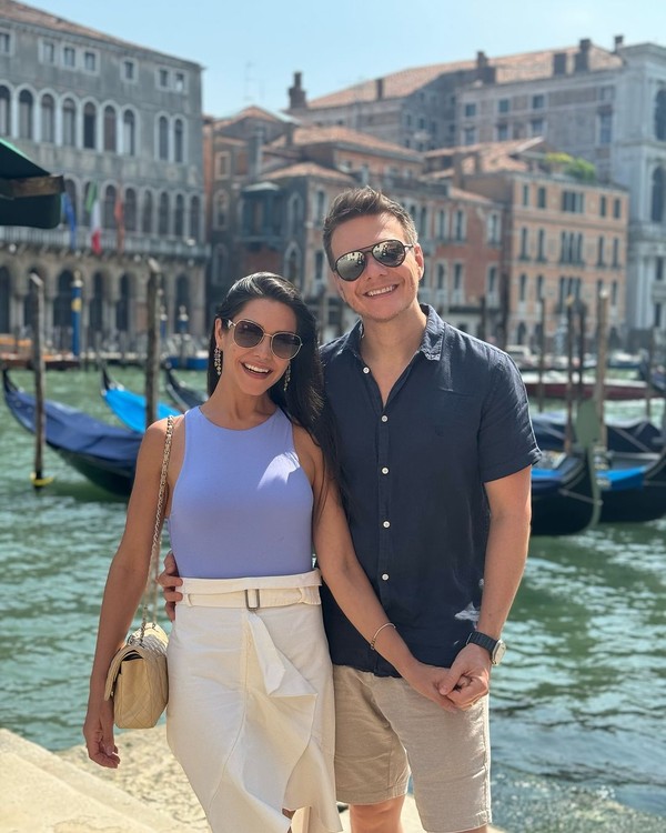 Michel Teló e Thais Fersoza curtem Veneza com os filhos e os pais; fotos