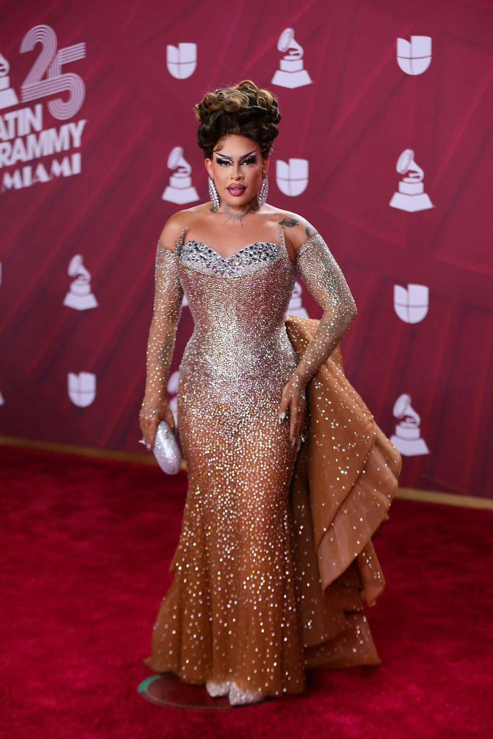 Grammy Latino 2024: Gloria Groove troca de look e usa vestido brilhante ...