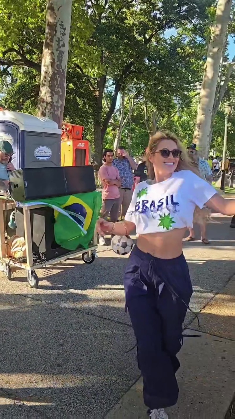 De barriga de fora, Lívia Andrade chega aos EUA para jogo do Brasil e ...
