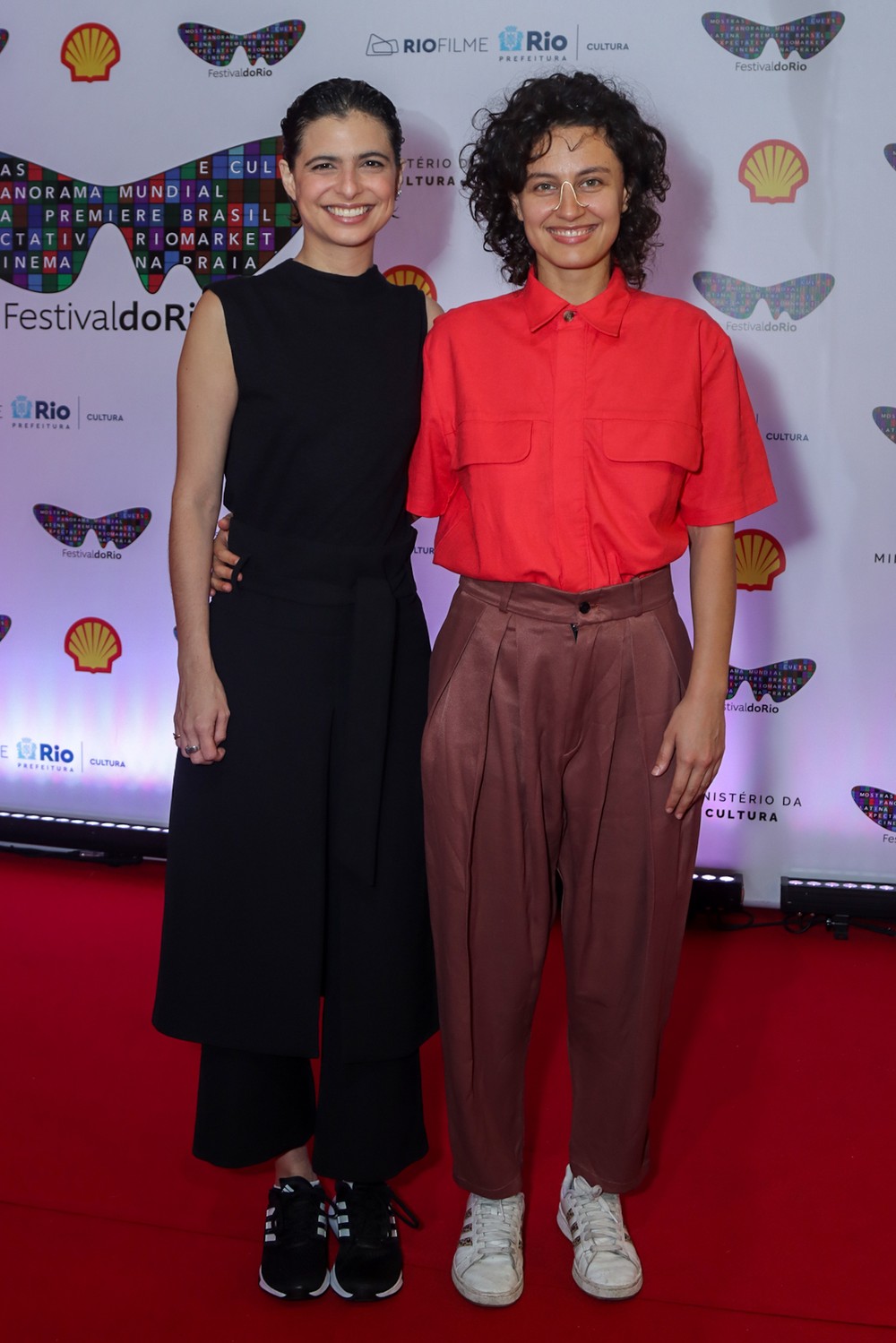 Julia Anquier, filha de Debora Bloch, vai com a namorada ao Festival do Rio