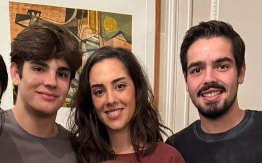 Caçula de Faustão publica foto ao lado do pai e dos irmãos: 'Família linda'