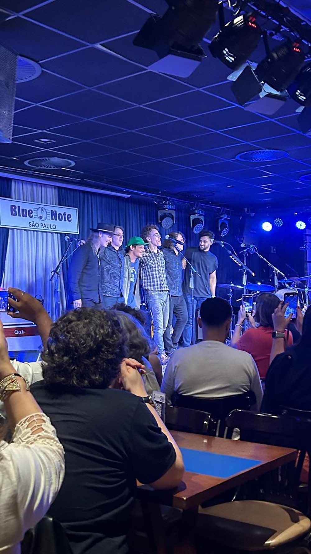 Nando Reis e Chico Chico, filho de Cássia Eller, se apresentam juntos ...