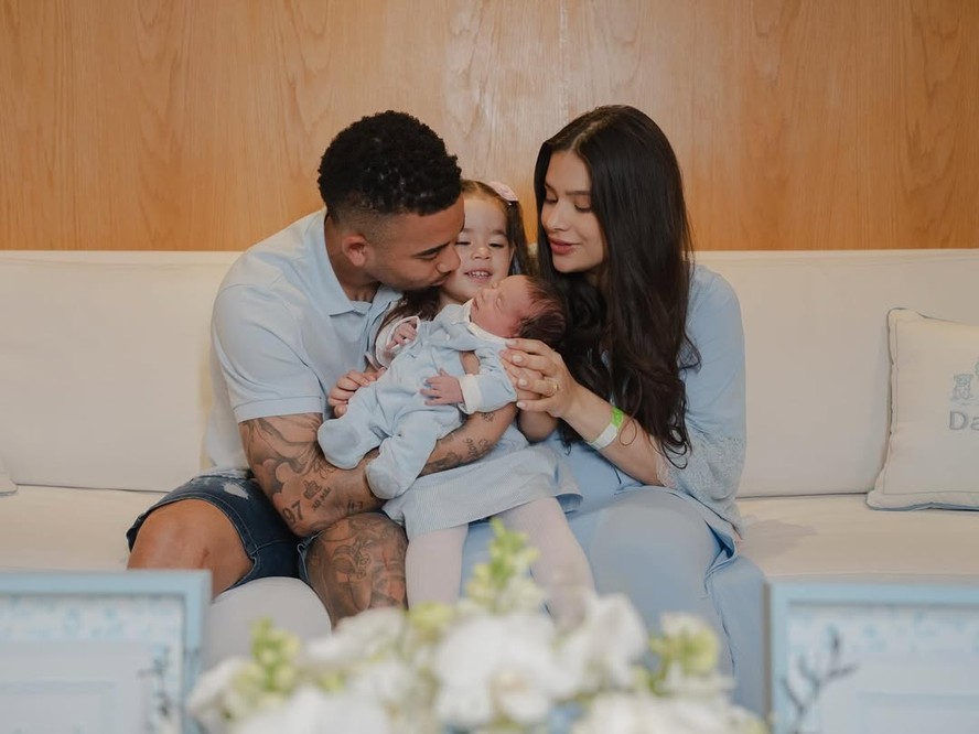Gabriel Jesus e Raiane Lima anunciam nascimento de segundo filho; fotos