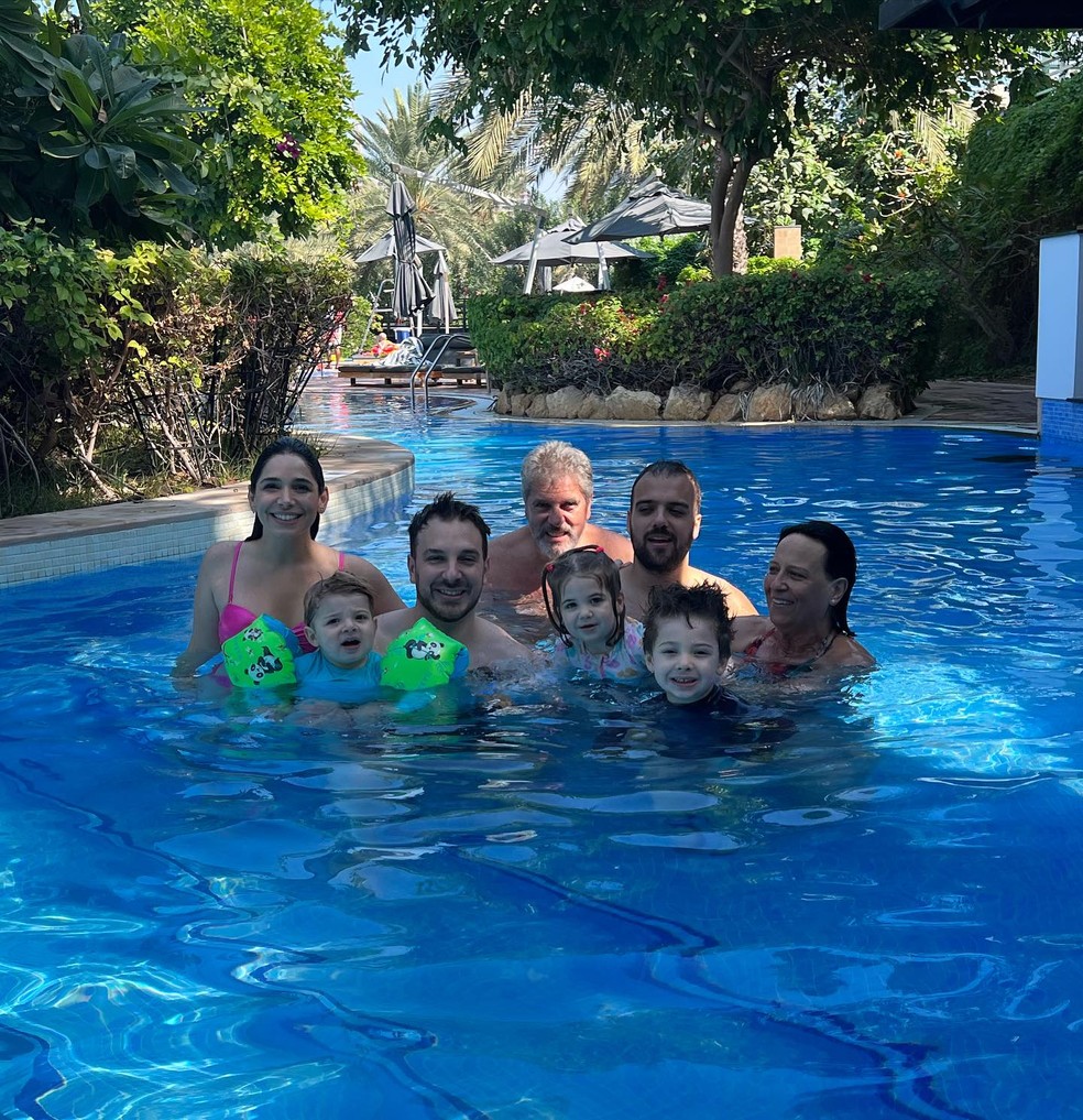 Com os 3 filhos, Sabrina Petraglia comemora o aniversário do marido