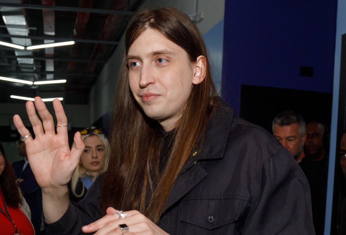 Felca chega a evento em SP rodeado de seguranças