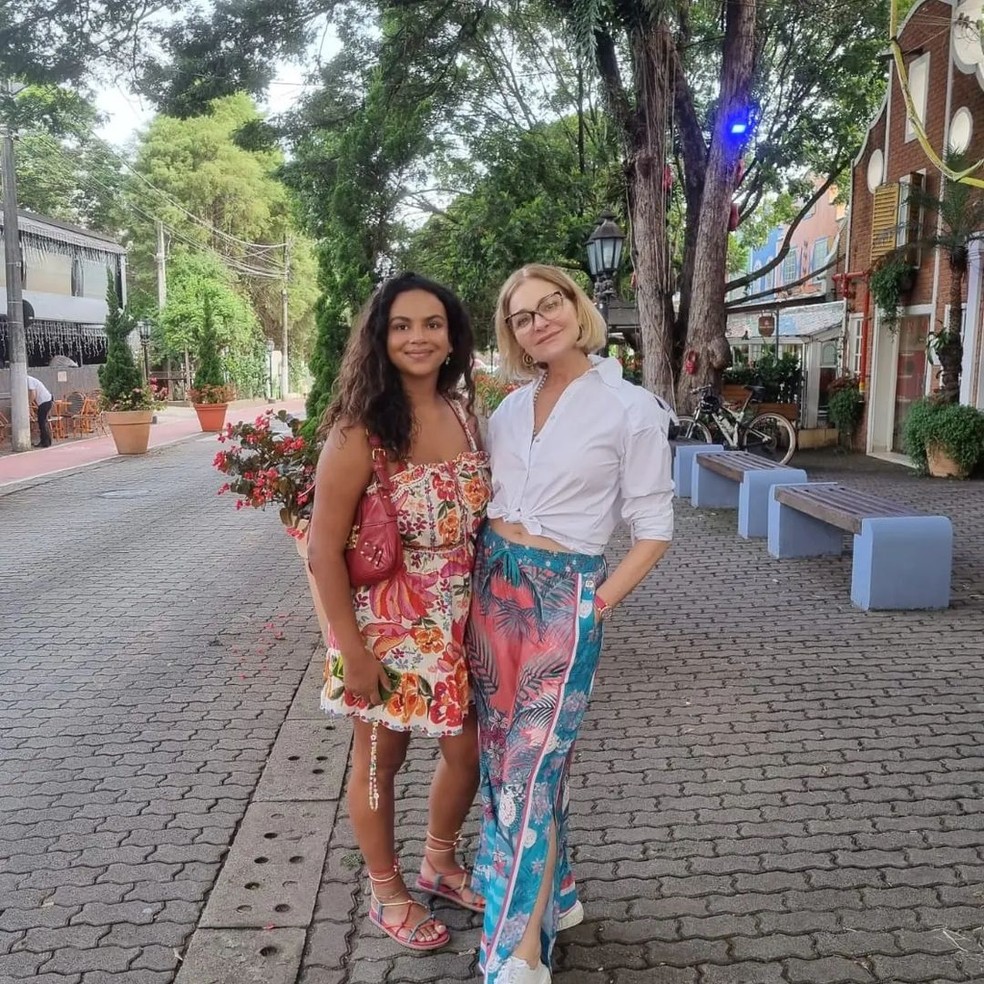 Alexandra Richter publica clique raro com a filha única na Cidade das ...