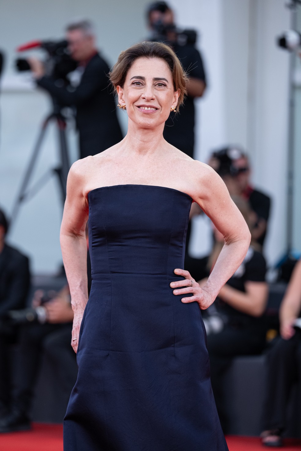 Fernanda Torres posa deslumbrante no tapete vermelho do Festival de Veneza